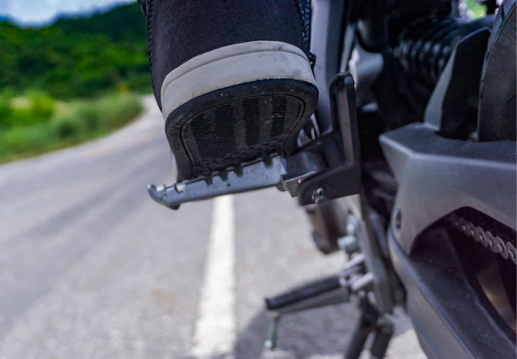 Cómo instalar estriberas en la moto - ACMOTOS